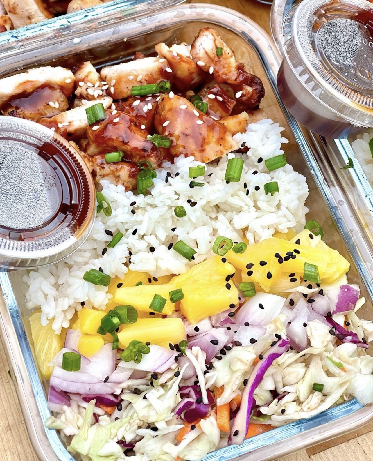 Skinny Hawaiian BBQ Chicken Meal Prep Bowls | Easy Recipe